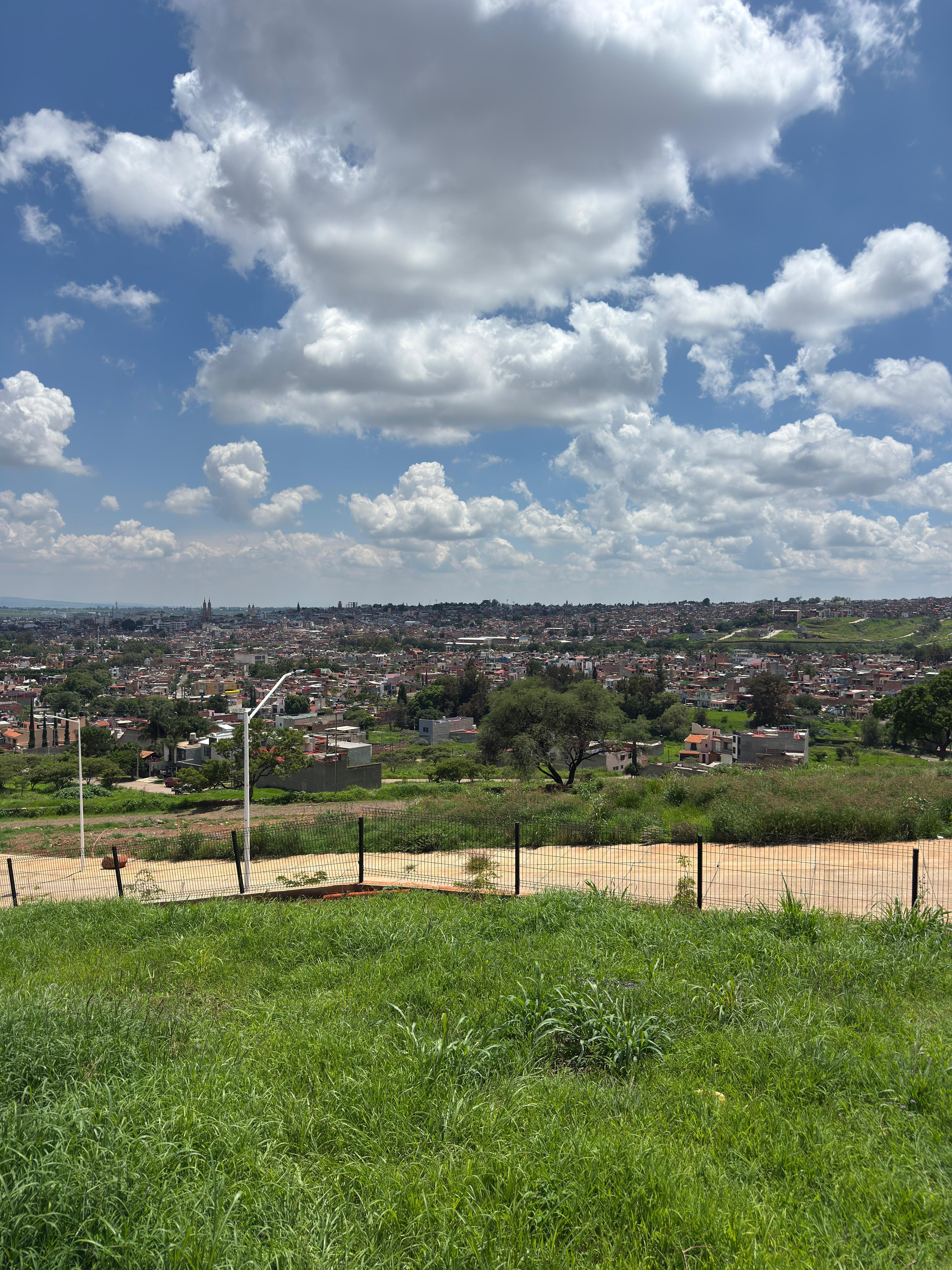 Terrenos en venta desde 140 m² y comercial sobre avenida