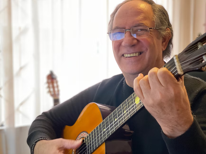 Profesor Alfonso Pinzón - Clases de Guitarra y Canto a Domicilio Bogotá