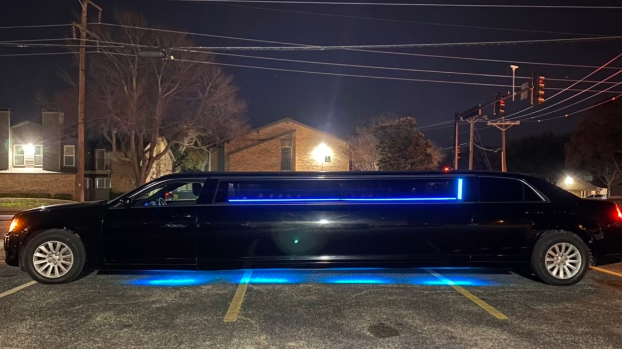 Addison Limos | Chrysler 300 Stretch Limo